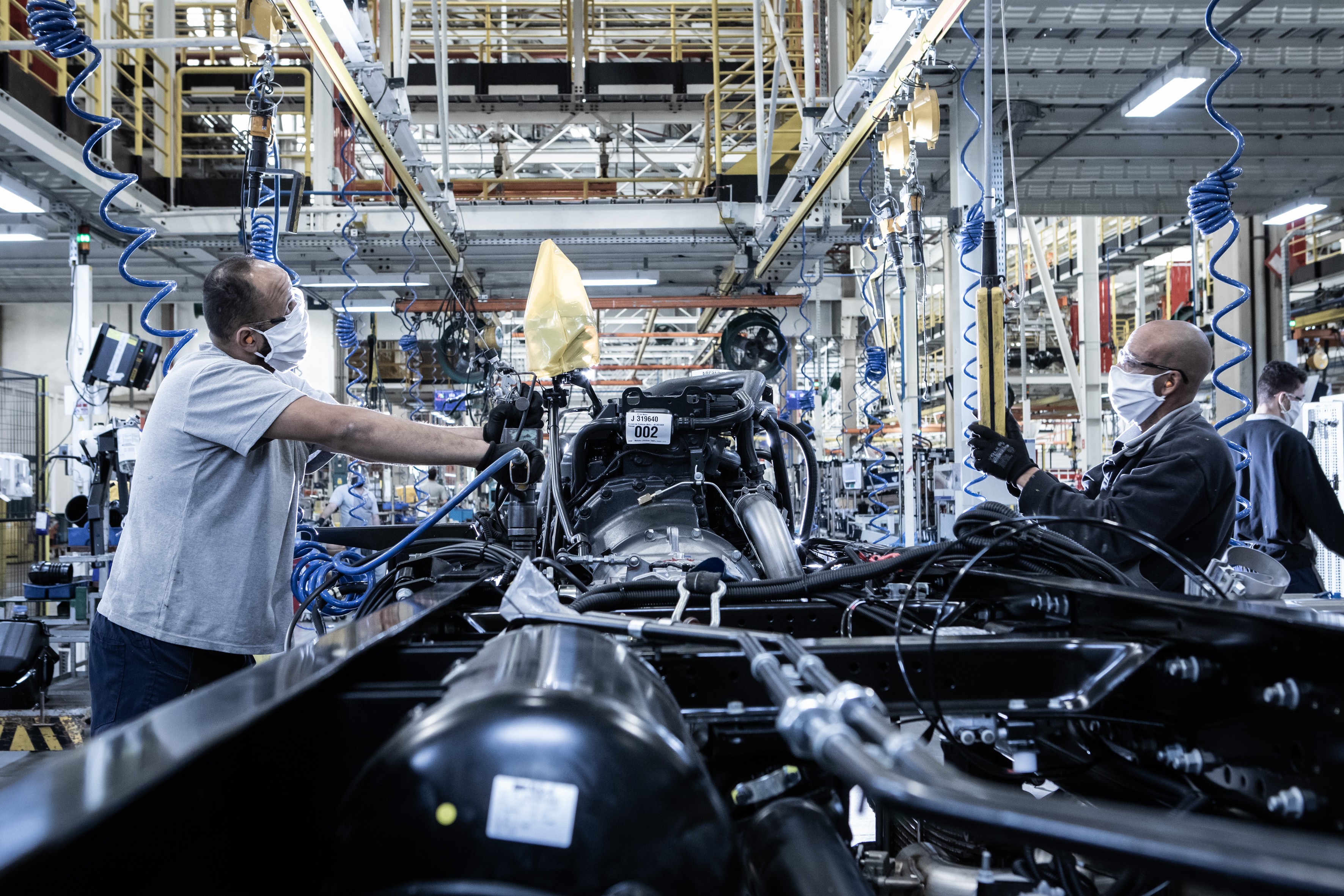 Mercedes-Benz se une a montadoras pelo Brasil e anuncia férias ...
