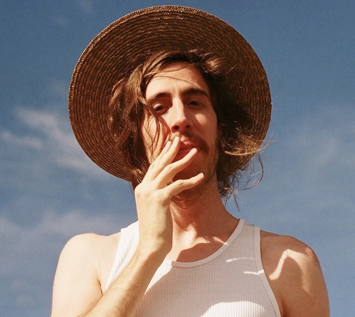 Tim Bernardes canta em português no quarto álbum da banda norte ...