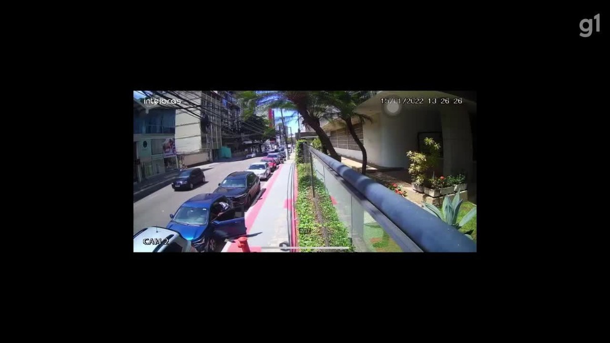 Vídeo Assaltante Rende Mulher Rouba Carro E Quase Leva Junto Idoso