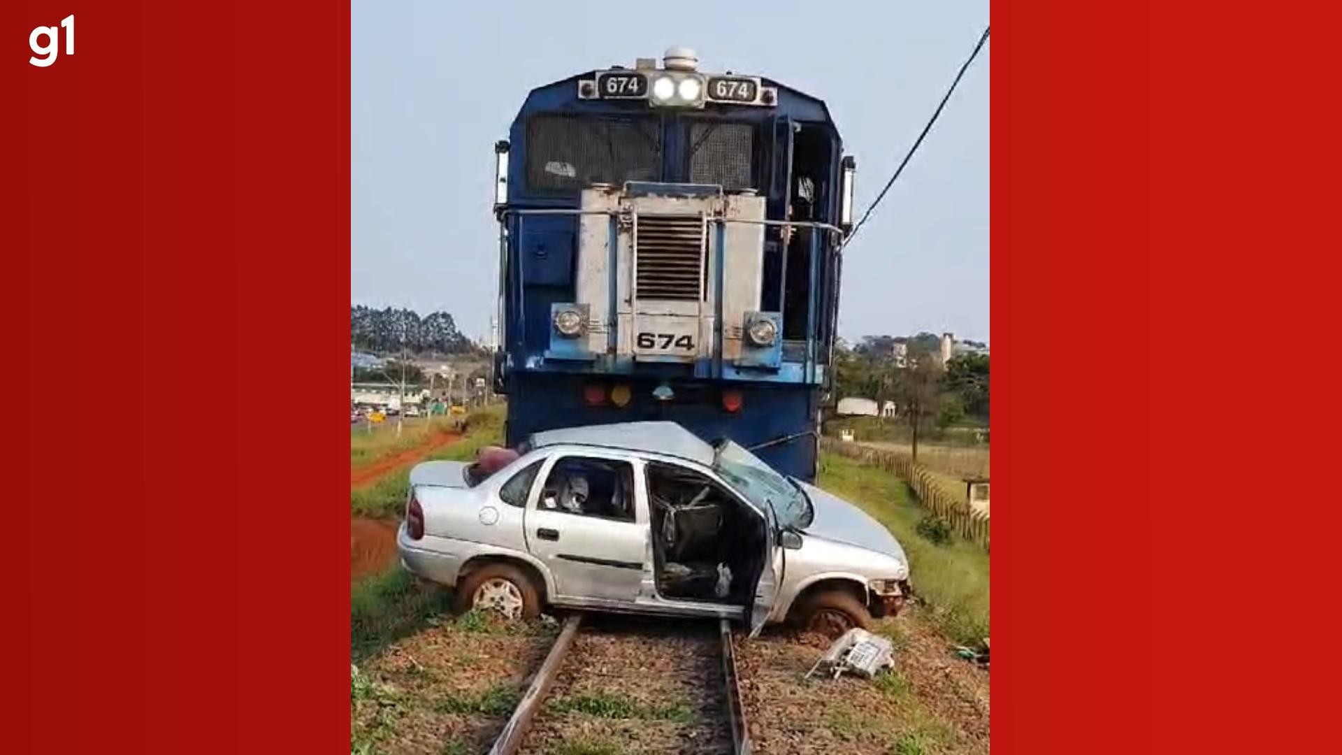 Homem fica ferido após ter carro atingido e arrastado por trem no Paraná