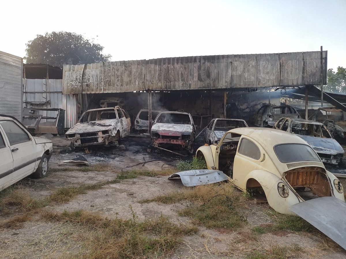 Pátio de ferro-velho pega fogo no Bairro Icaraí em Divinópolis | Centro ...