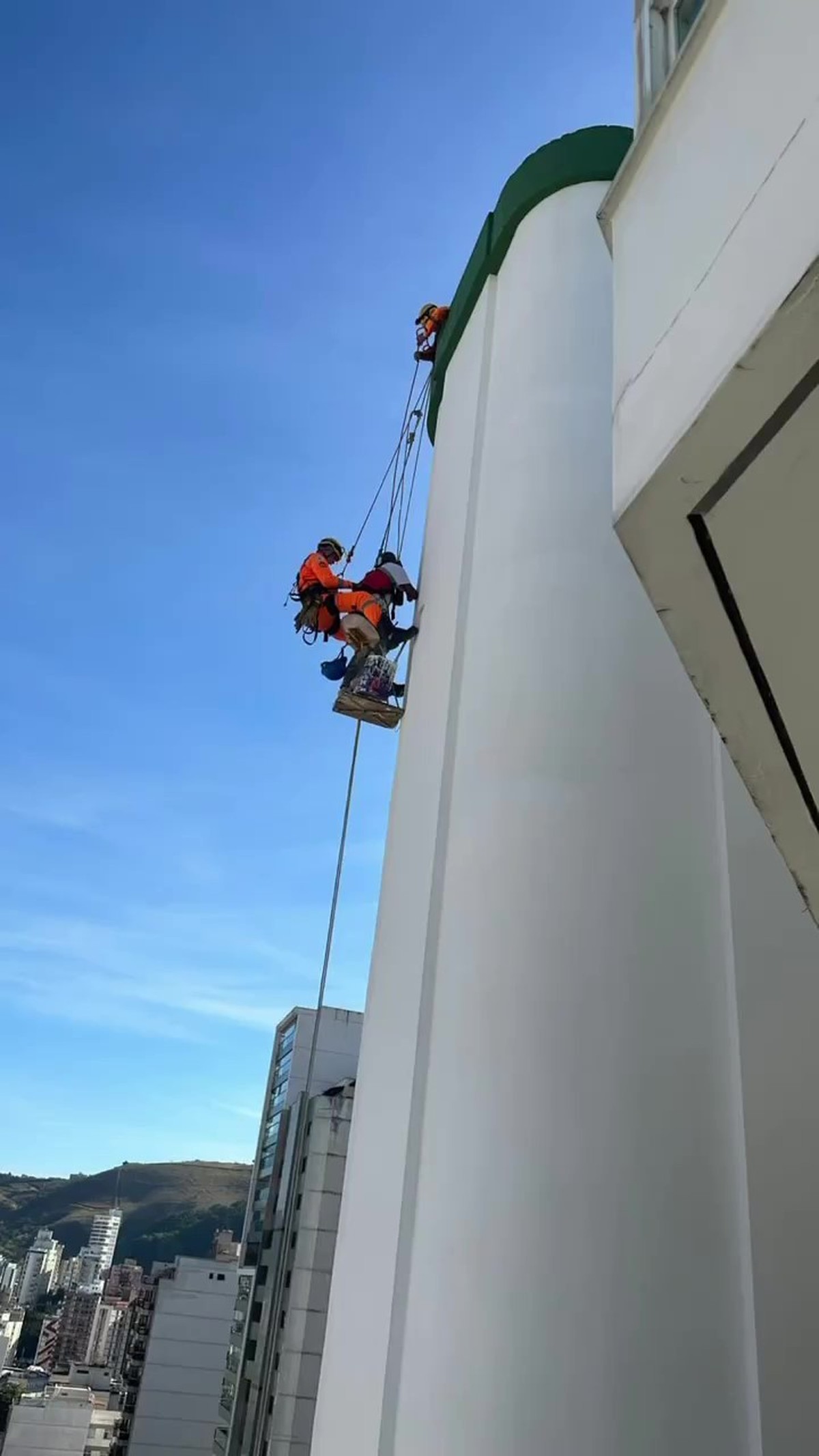 Pintor Fica Pendurado No 10º Andar De Prédio Após Equipamento Se Romper
