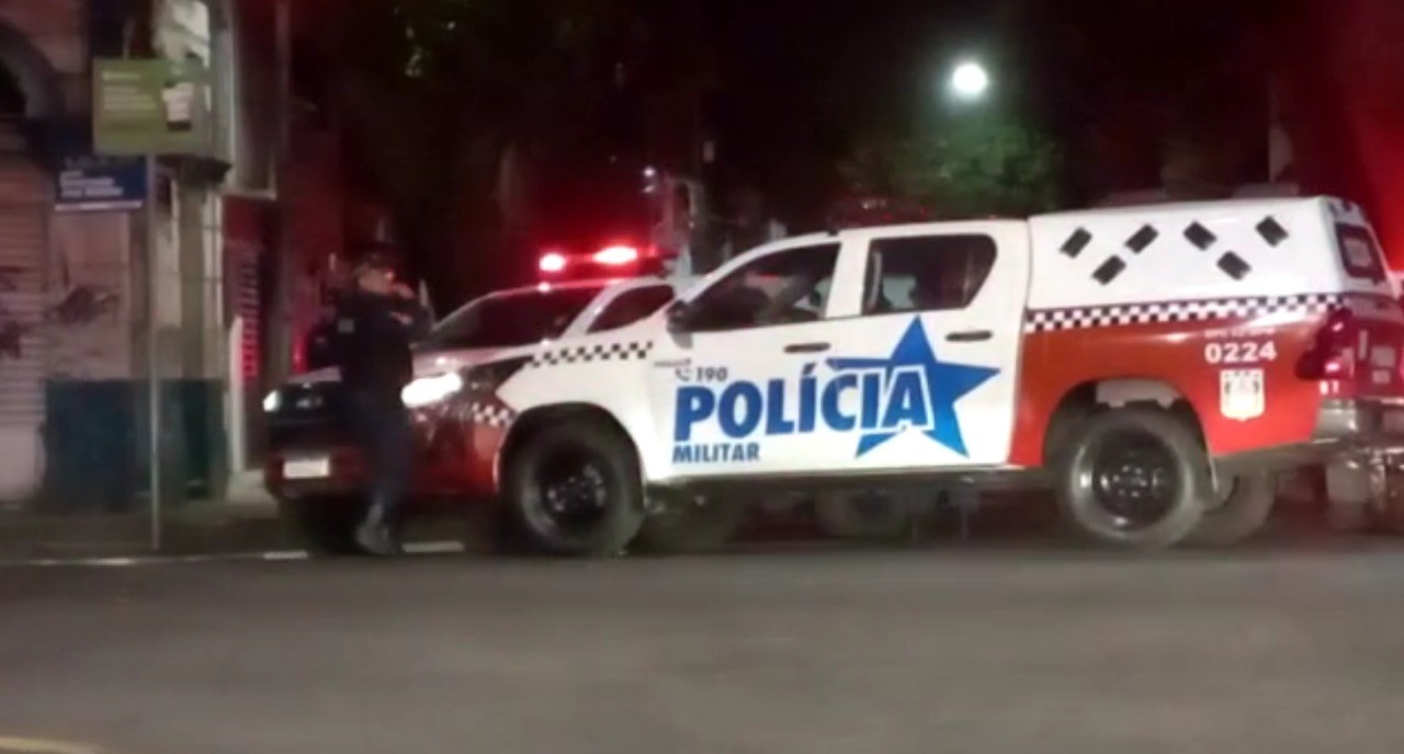 Assalto termina com perseguição policial e troca de tiros no bairro de ...