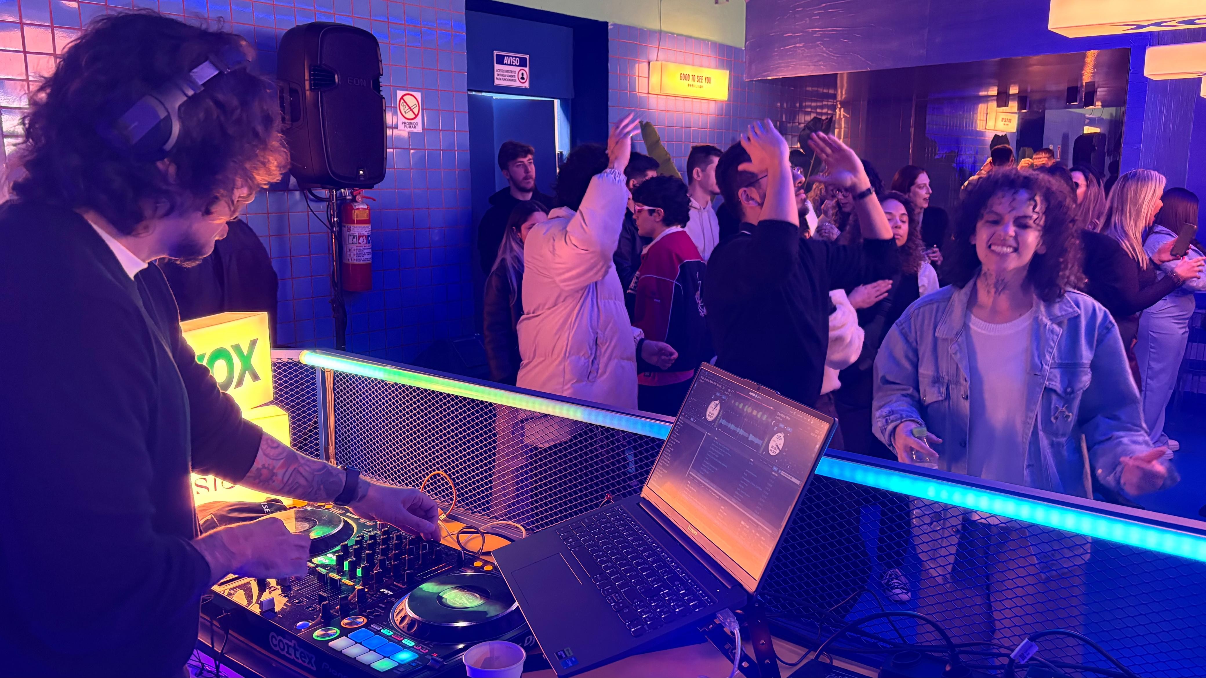 Conheça coffee parties: festa que mistura café da manhã com balada | G1