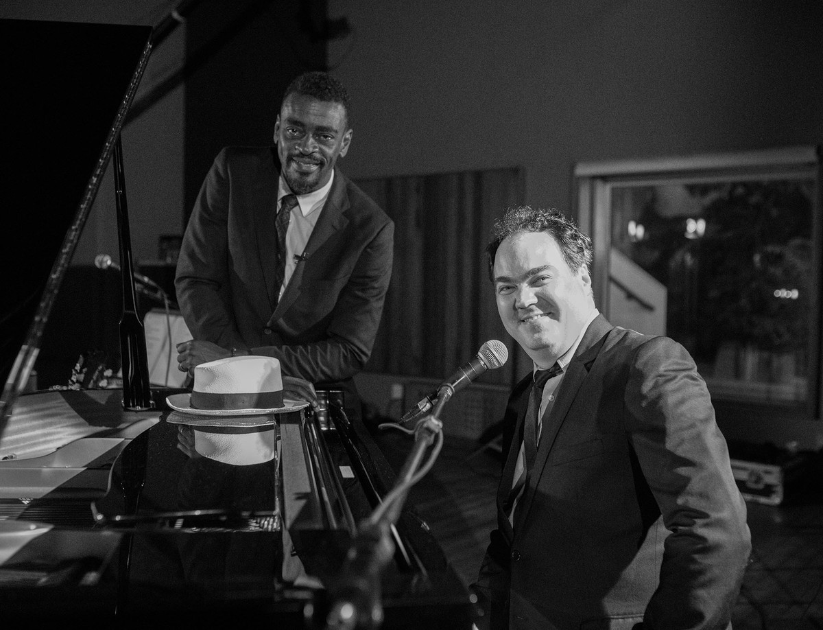 Seu Jorge e Daniel Jobim louvam o amor no tom maior de Antonio Carlos ...