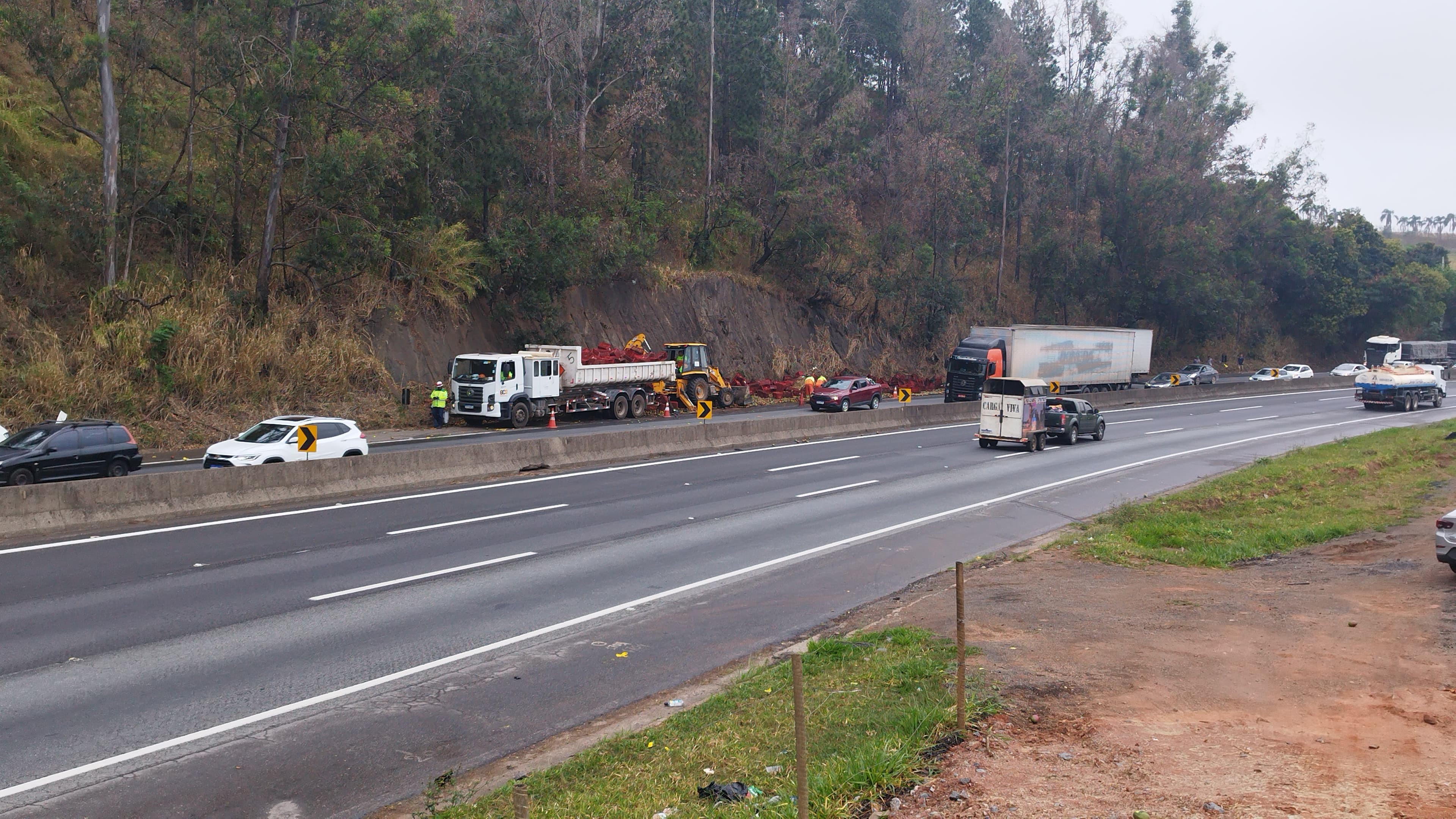 Acidente entre caminhão e carreta complica trânsito na Fernão Dias, em Atibaia | Vale do Paraíba ...