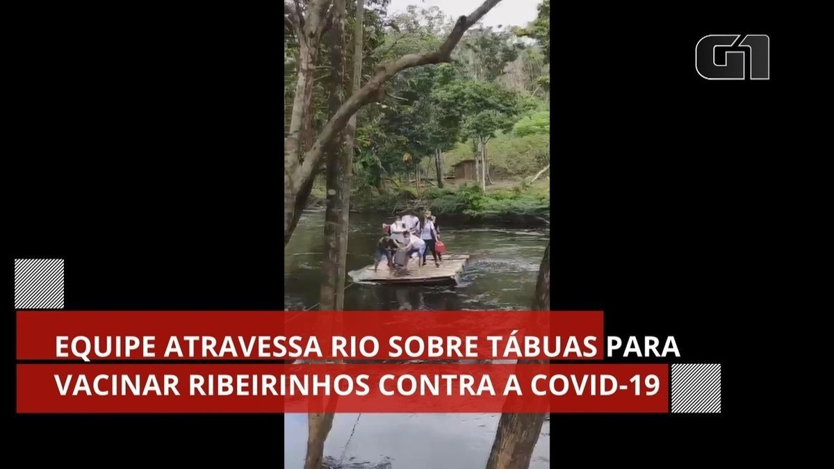 Equipe de saúde atravessa rio em estrutura de madeira para vacinar ...