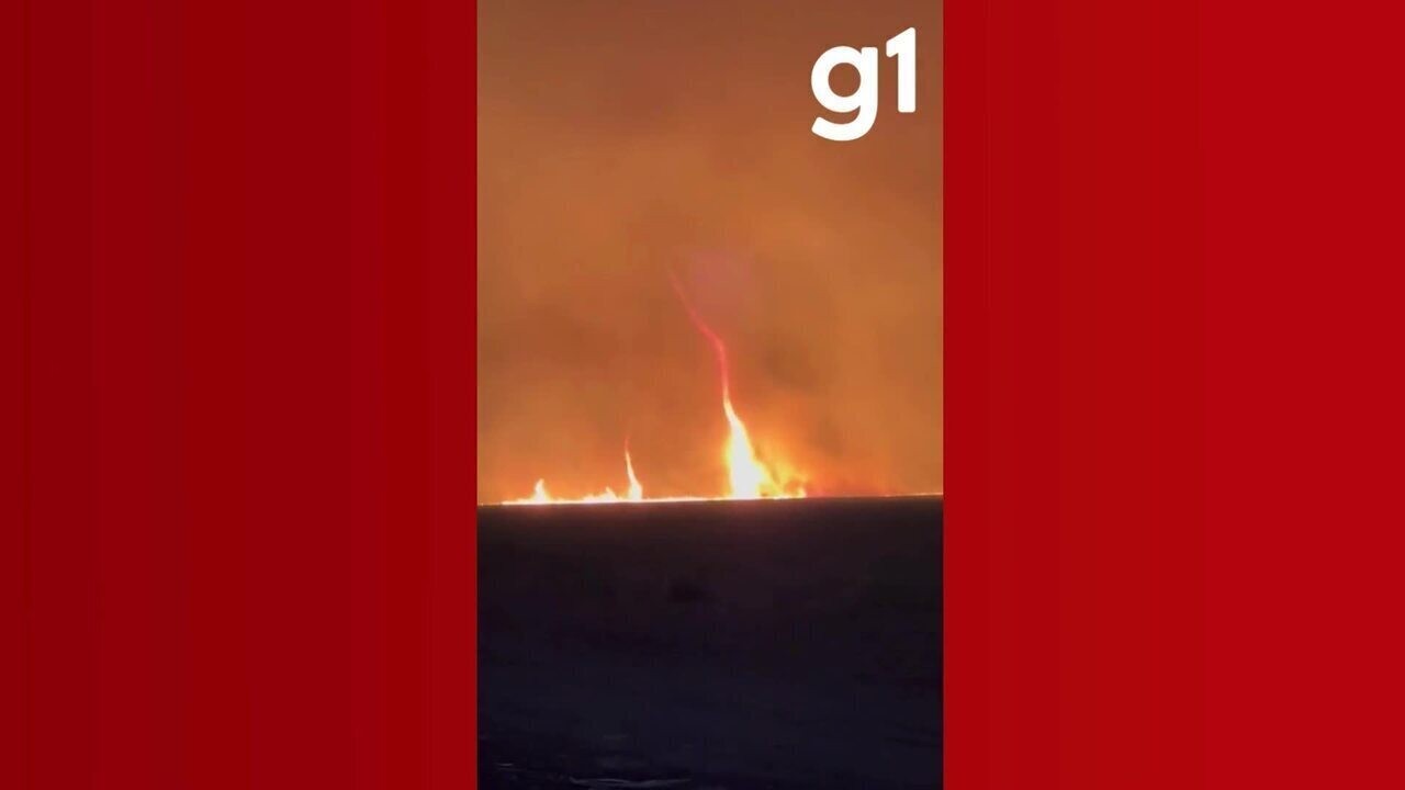 Redemoinhos de fogo se formam durante incêndio florestal que já ...