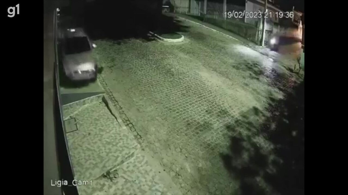 VÍDEO: Carro desgovernado desce rua em alta velocidade e atropela homem em Canhotinho | Caruaru ...