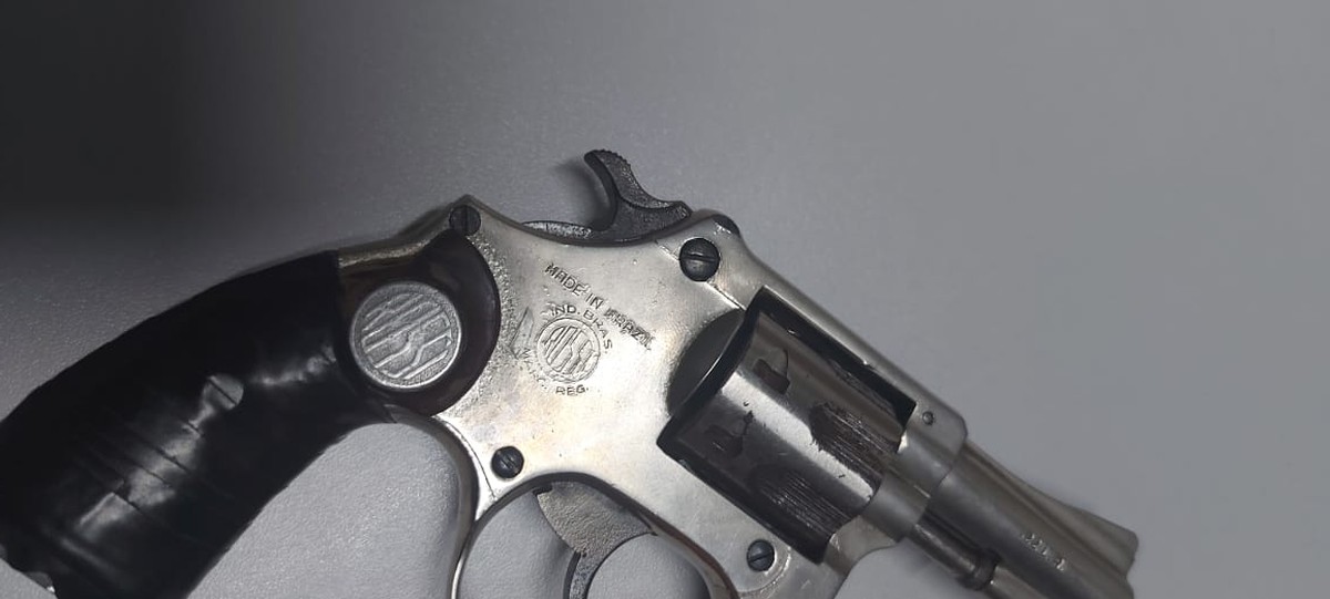 Bando troca tiros com a polícia e dupla é presa após fazer homem de ...