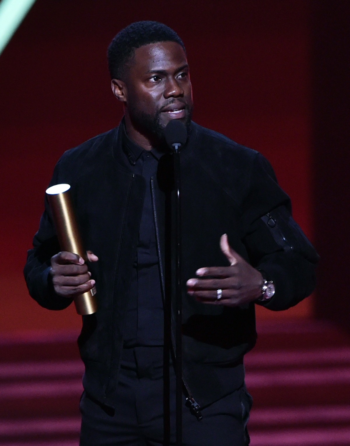 Kevin Hart faz primeira aparição pública em evento após acidente e é ...