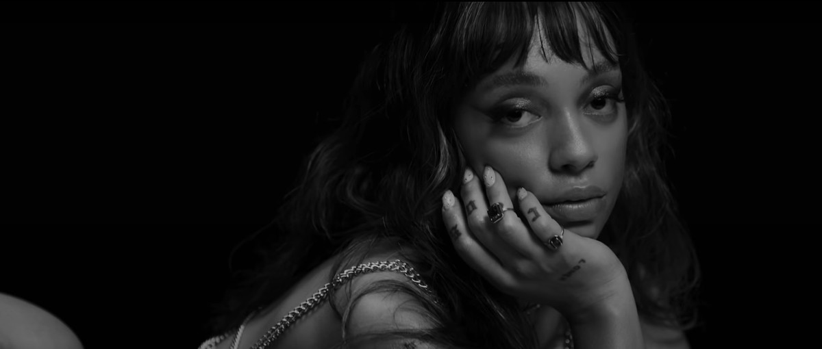 Urias faz pop eletrônico e canta sobre raiva em 1º álbum: 'Gasolina ...