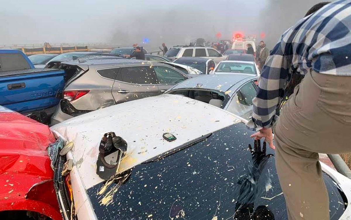 Dezenas de pessoas ficam feridas em acidente com mais de 60 veículos ...