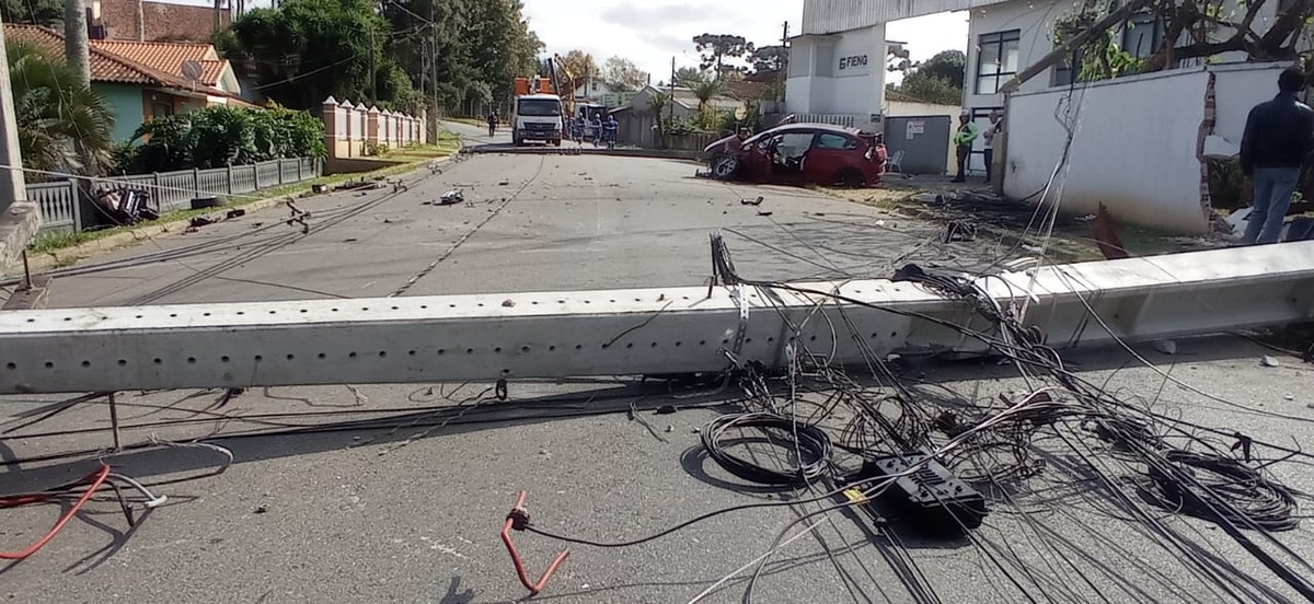 Carro derruba poste e deixa moradores sem luz em Curitiba; condutor fugiu | Paraná | G1