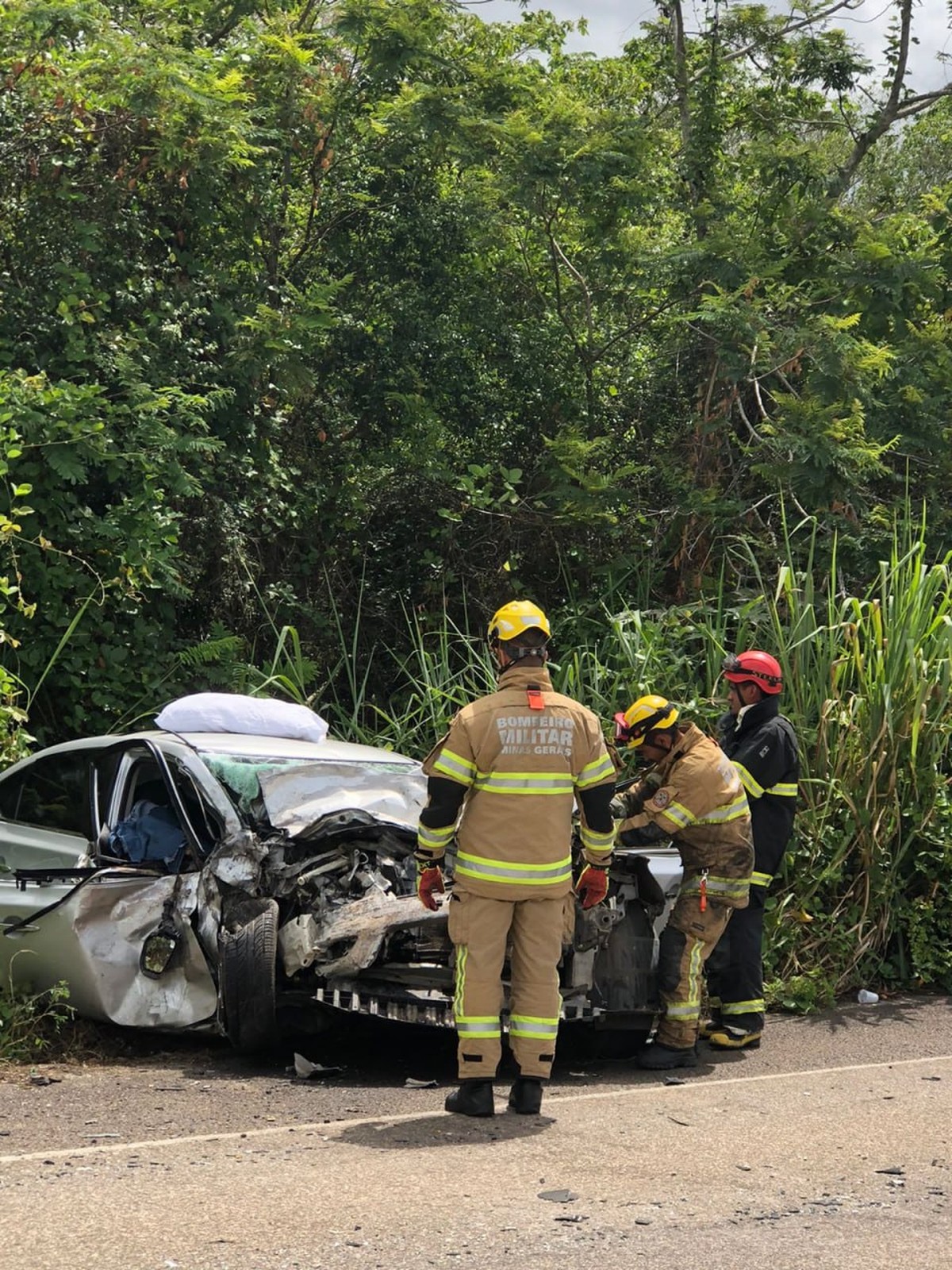 Batida frontal entre caminhonete e carro de passeio na MGC-418 deixa três mortos | Vales de ...