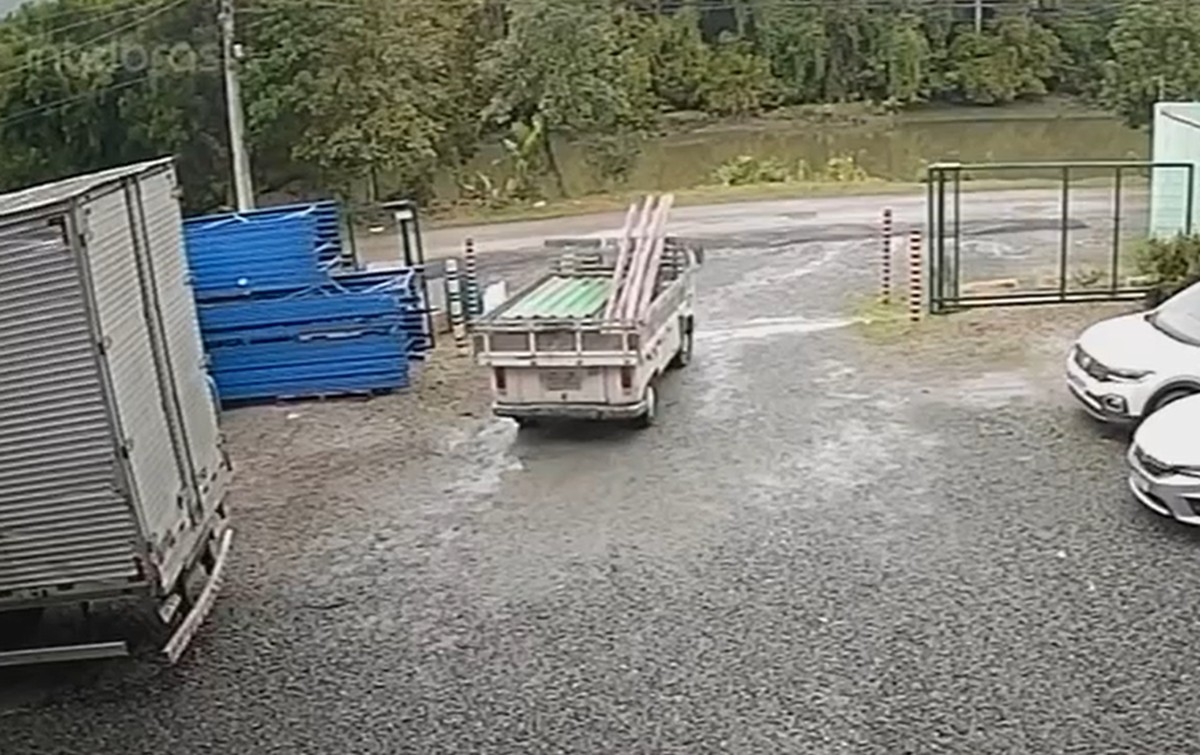 VÍDEO: Kombi cai em rio segundos após motorista descer e freio de mão falhar