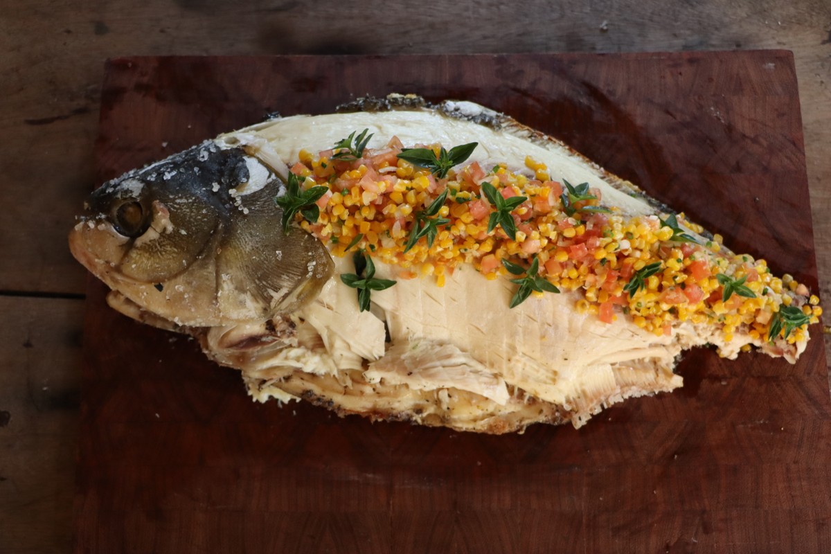 Sabores da Nossa Terra: aprenda a fazer tambaqui na brasa com vinagrete ...