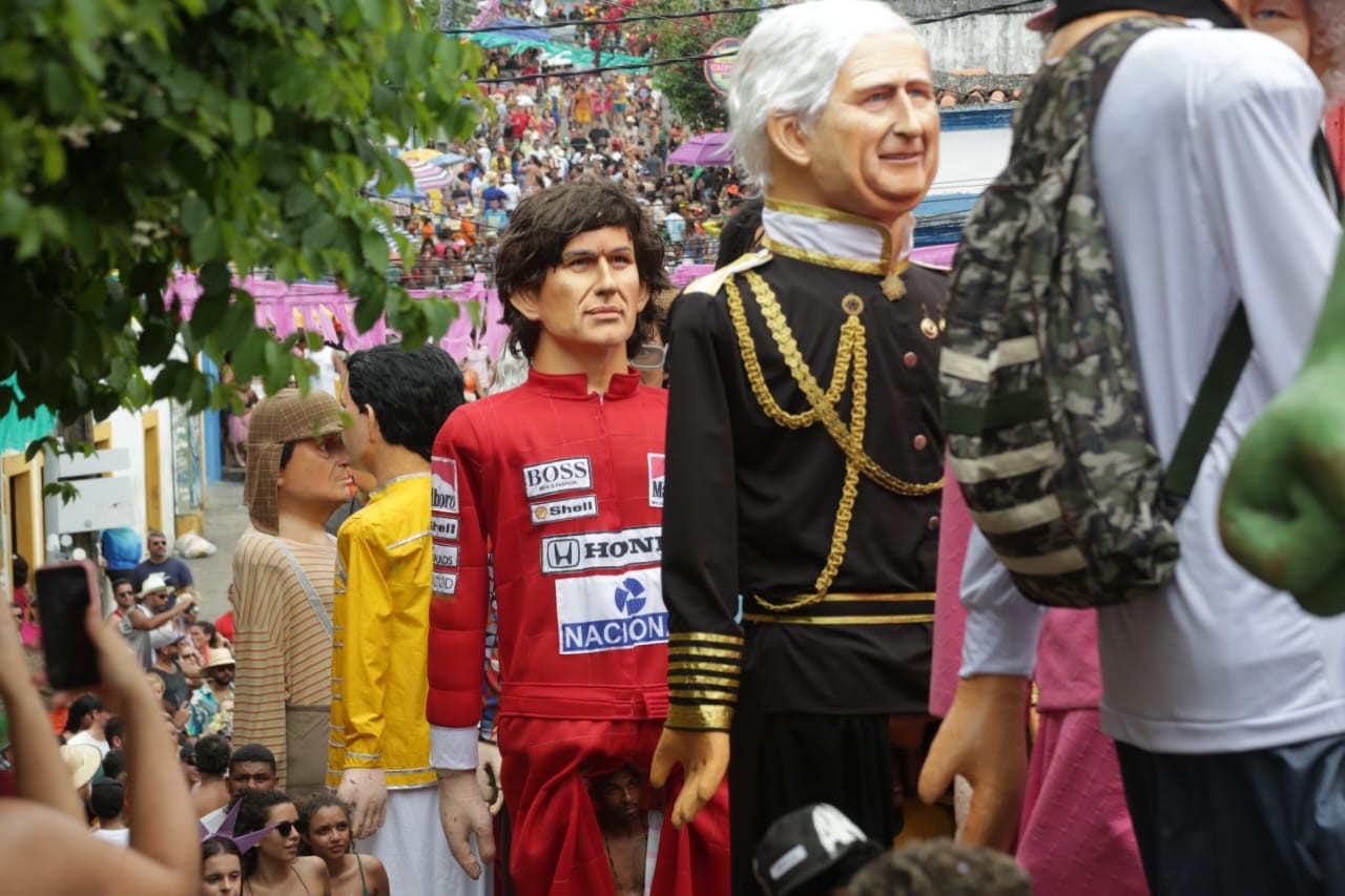 FOTOS: Whindersson Nunes ganha boneco gigante no tradicional desfile em ...