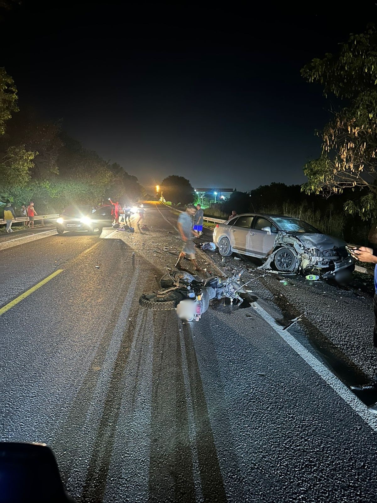 Duas pessoas morrem em acidente entre moto e carro na BR-101, em Campos | Norte Fluminense | G1