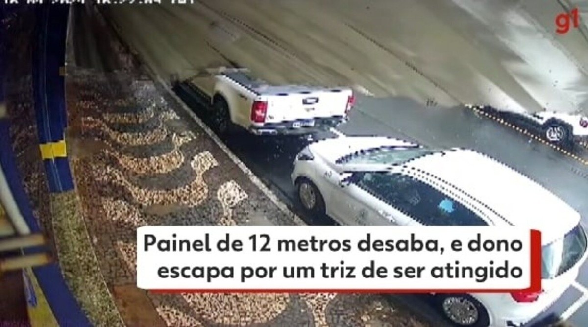 VÍDEO: Painel de 12 metros desaba, e dono escapa por um triz de ser atingido | Norte e Noroeste | G1