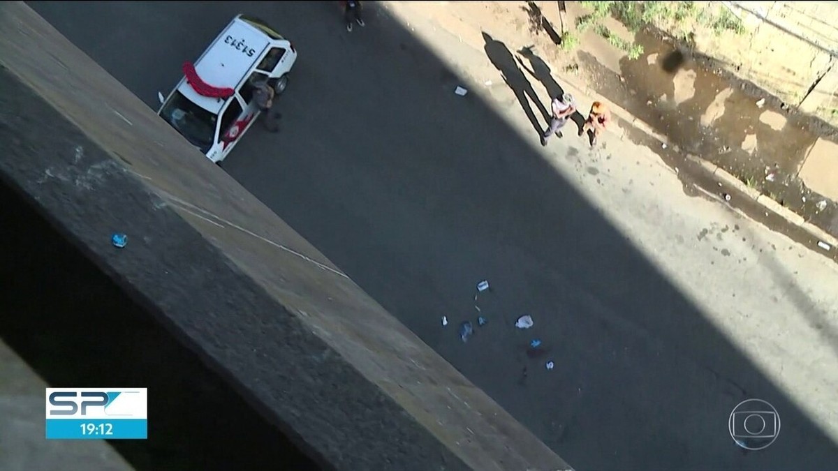 Mulher que estava em garupa de moto morre após ser arremessada de viaduto com cerca de 30 metros ...