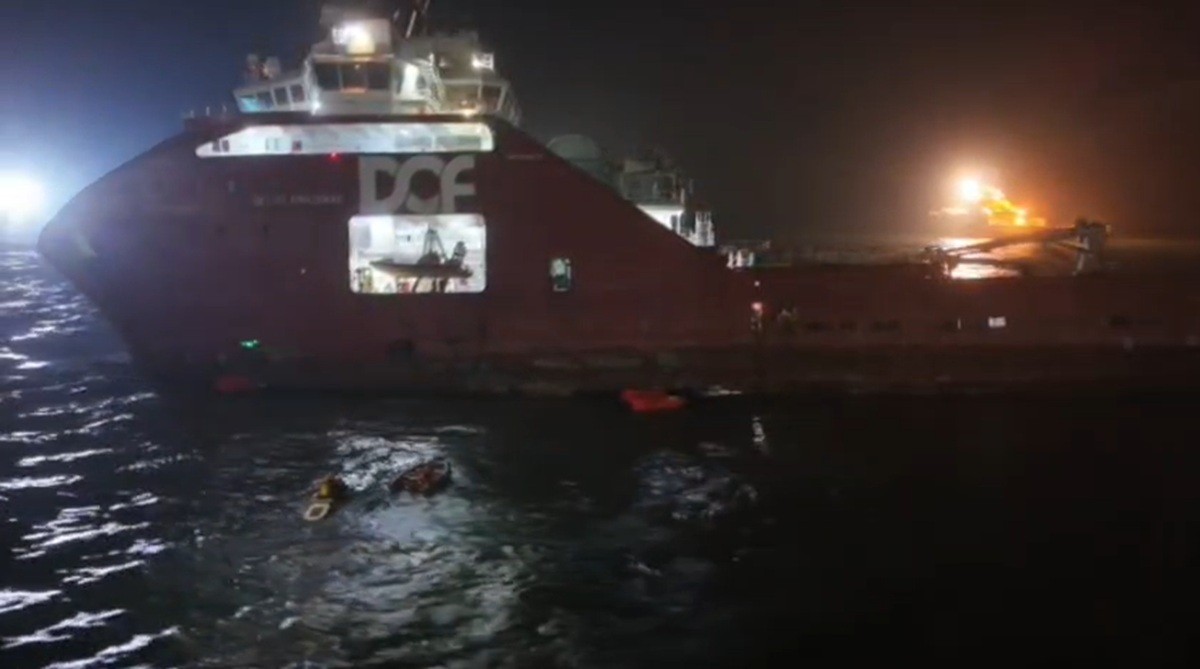 Embarcação com 29 trabalhadores encalha após ocorrência no mar Macaé | G1