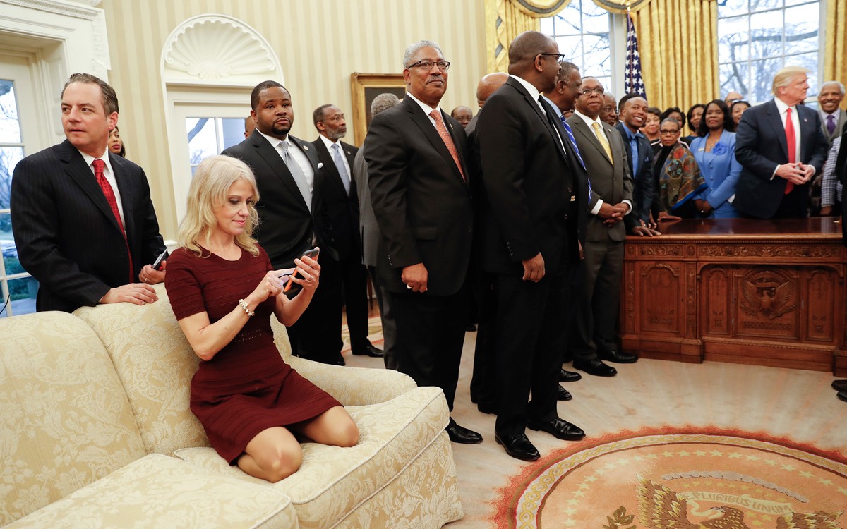 Assessora de Trump é criticada por sentar com os pés sobre um sofá do ...