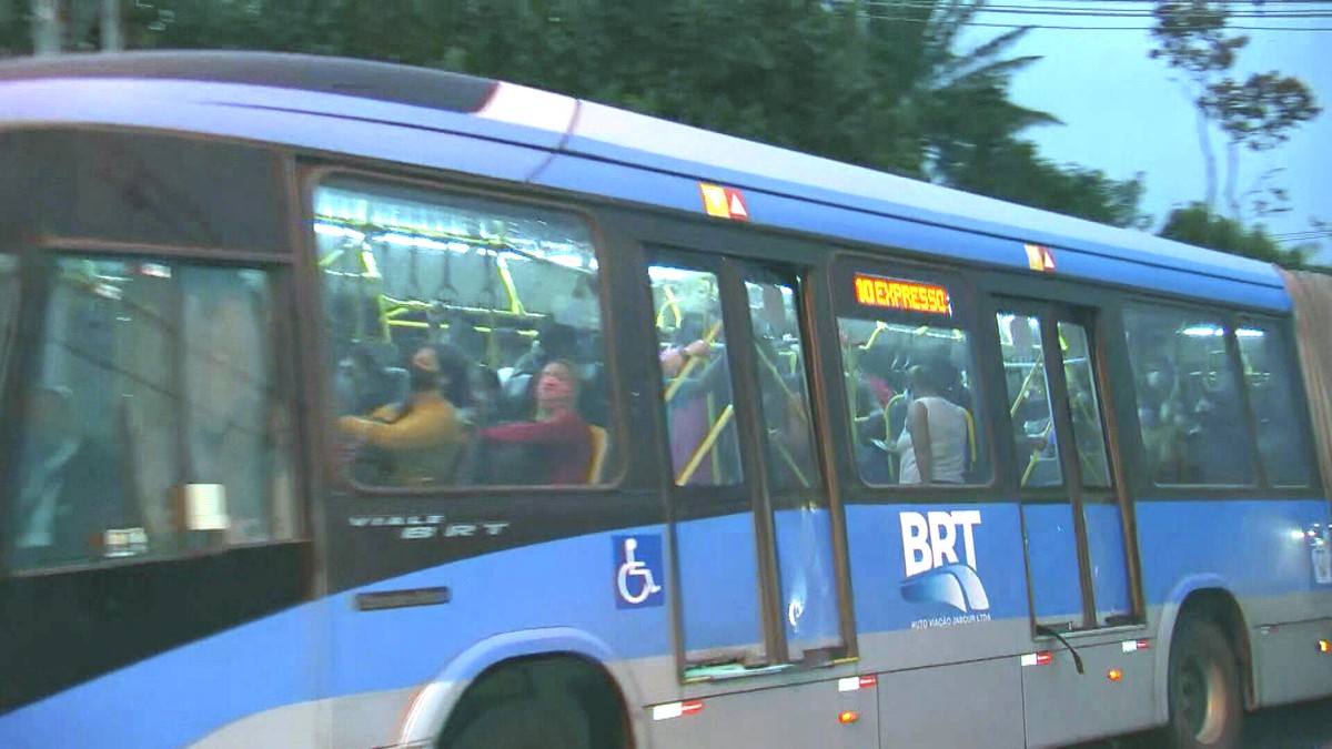 Imagens mostram ônibus do BRT com passageiros em pé na Zona Oeste do ...