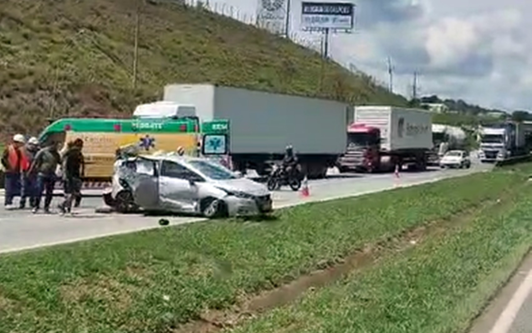 Engavetamento entre quatro veículos deixa uma pessoa ferida na Rodovia Fernão Dias; motorista ...
