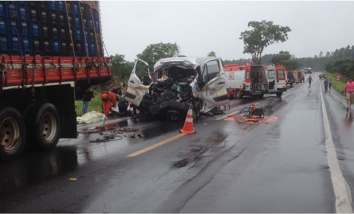 Acidente com van, carro e caminhão deixa feridos na BR-365, em Claro ...