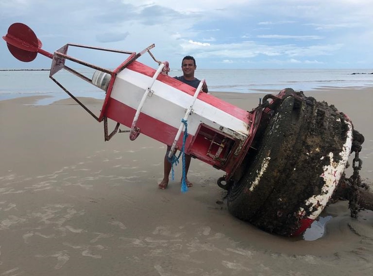 Boia marítima de meia tonelada encalha em praia do Ceará e vira atração ...