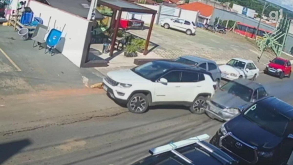 Vídeo mostra momento em que carro desgovernado atinge quatro veículos ...