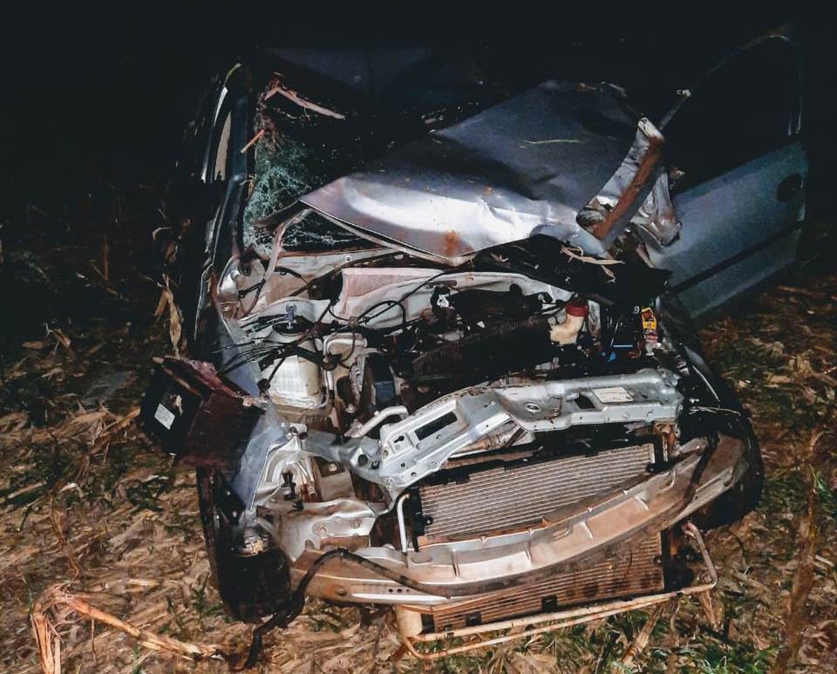 Adolescente morre e jovem fica ferida após carro capotar na PR-180; motorista suspeito de ...