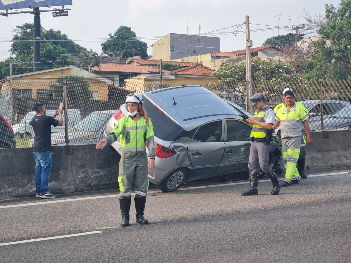 Carro vai parar em cima de guard rail após ser prensado por betoneira na Rodovia Santos Dumont ...