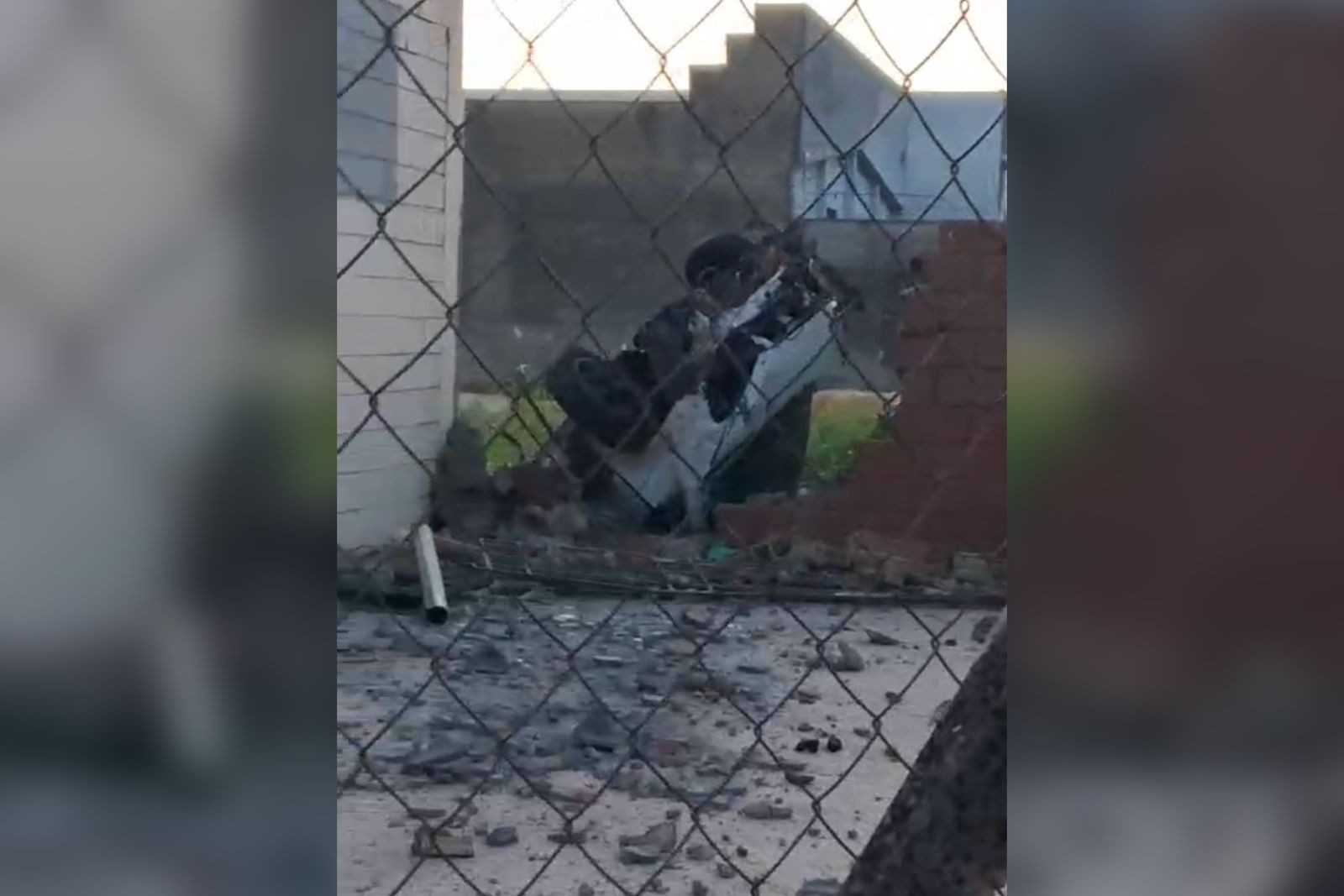 Motorista é socorrido depois de bater em muro e capotar carro na zona norte de Sorocaba ...