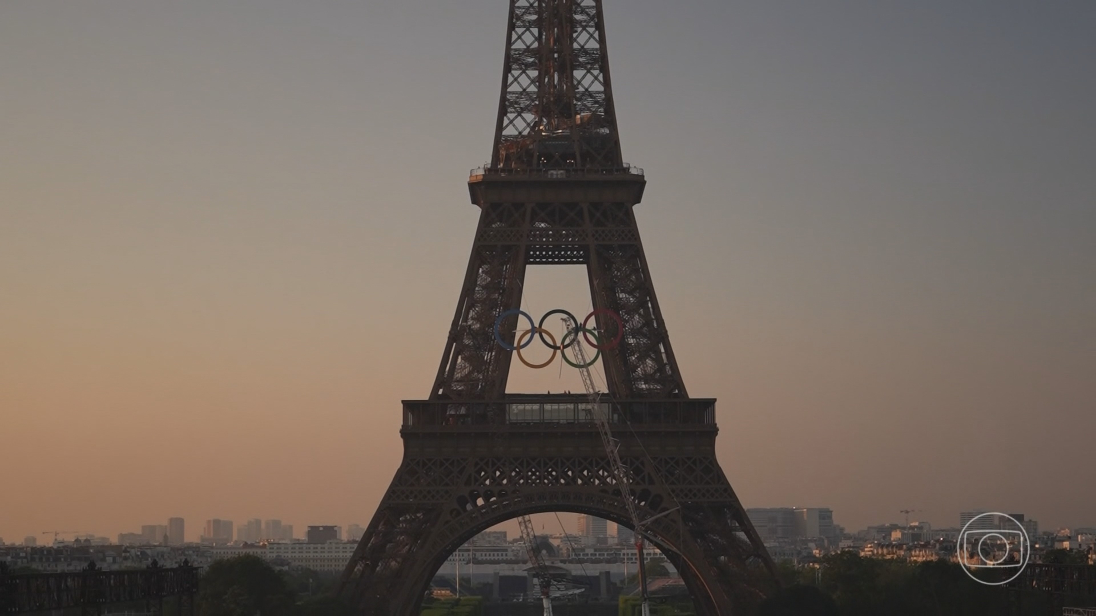Torre Eiffel, o ponto mais famoso de Paris, passa a ostentar os anéis olímpicos - SPIAI