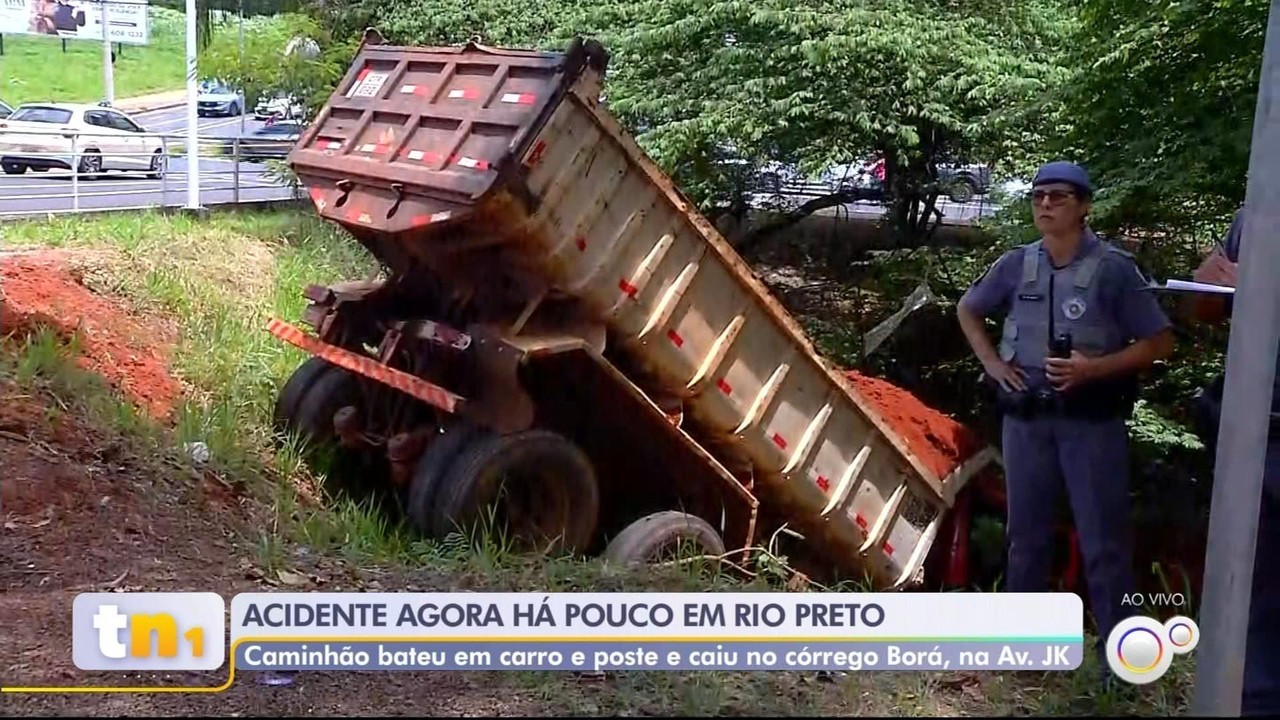 Caminhão desgovernado bate em carro parado, atinge poste de energia e cai dentro de córrego em ...