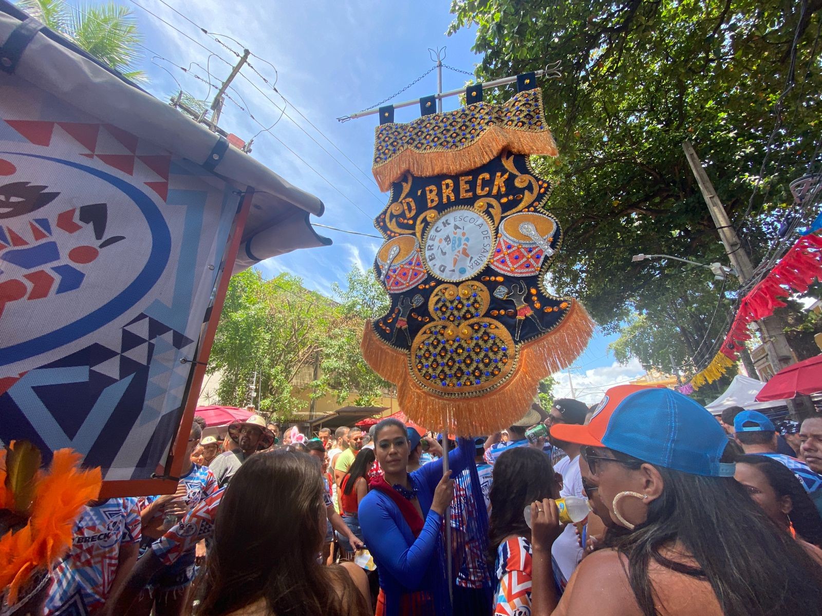Celebrando 15 anos, Sambadeiras desfila com 200 mulheres na bateria e pinta de lilás as ladeiras ...