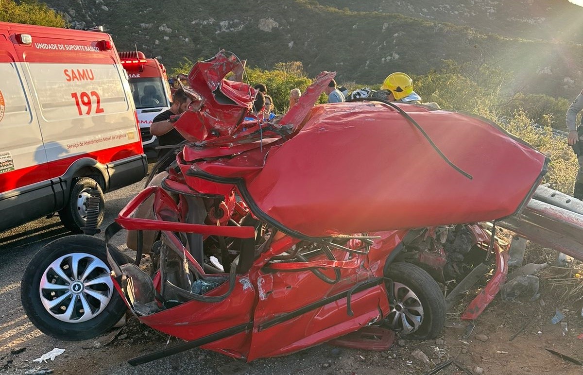 Caminhão e carro ficam destruídos em acidente grave, e todos os cinco ...