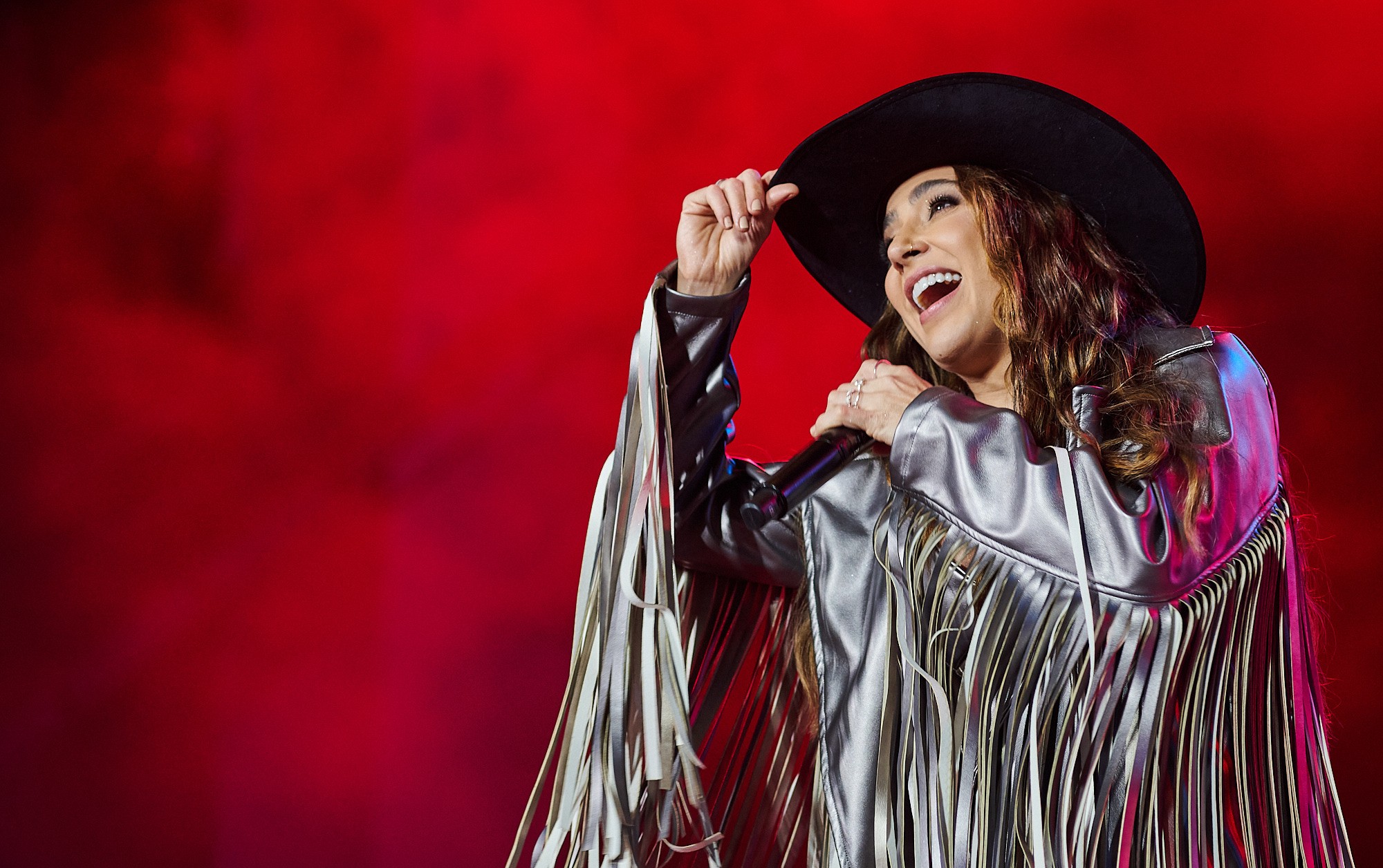 Lauana Prado chora ao realizar 'sonho de criança' de cantar no palco da ...