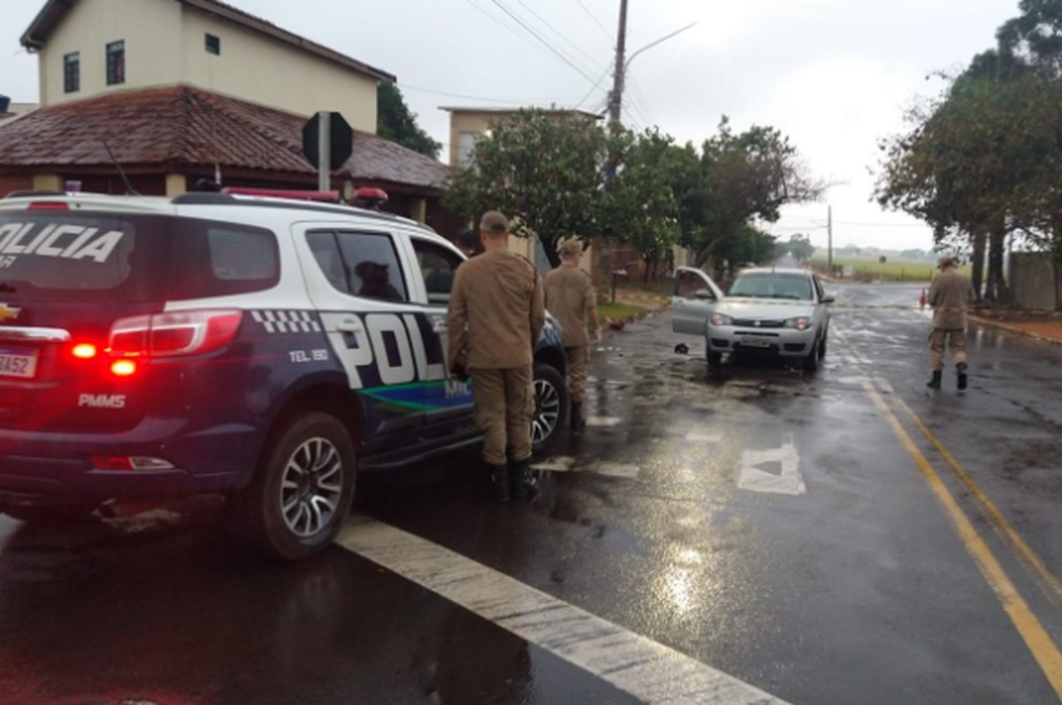 Homem é executado a tiros dentro de carro e outros dois ficam feridos ...