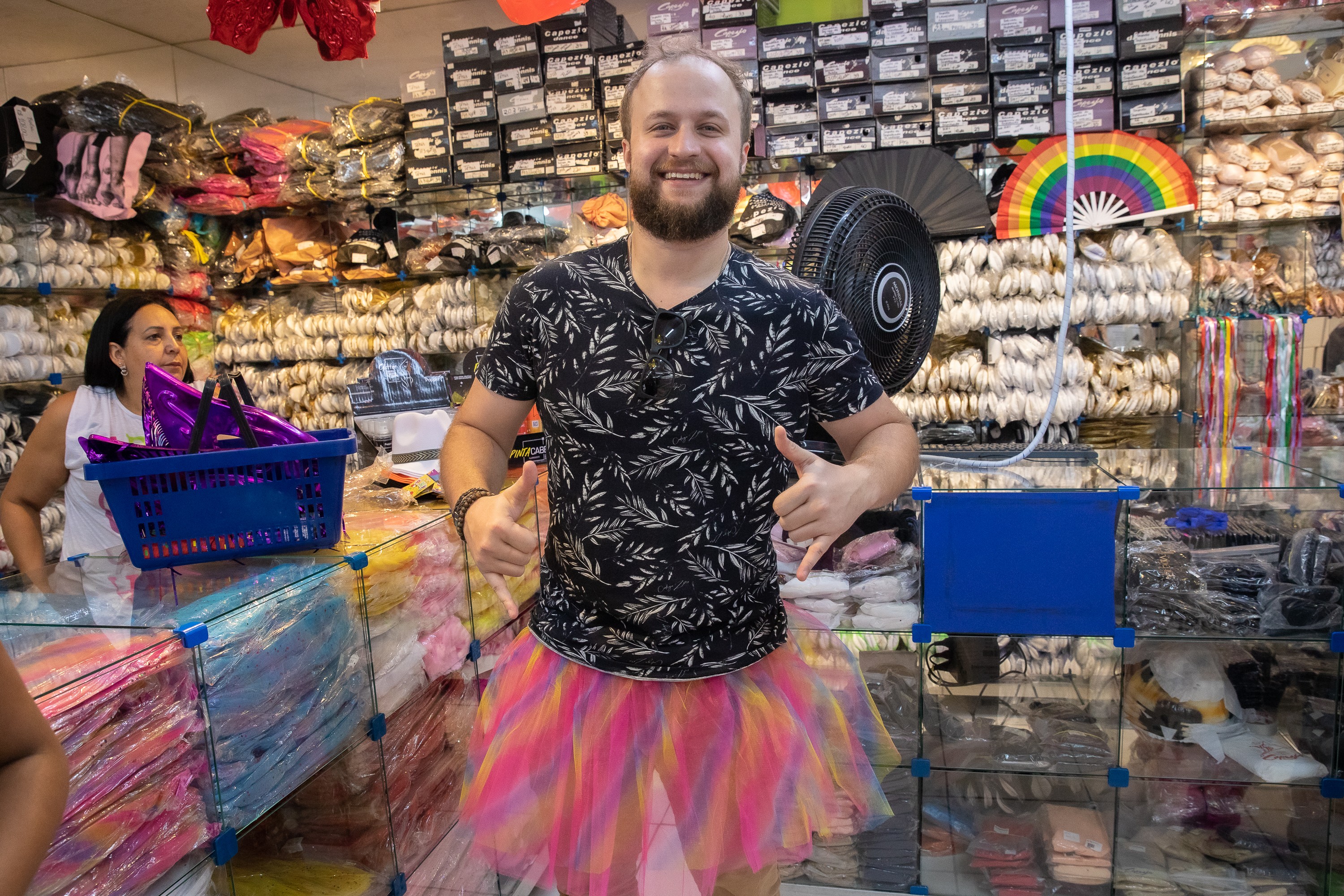 Saias de tule, tiaras, franjas, meias e luvas arrastão dominam 25 de ...