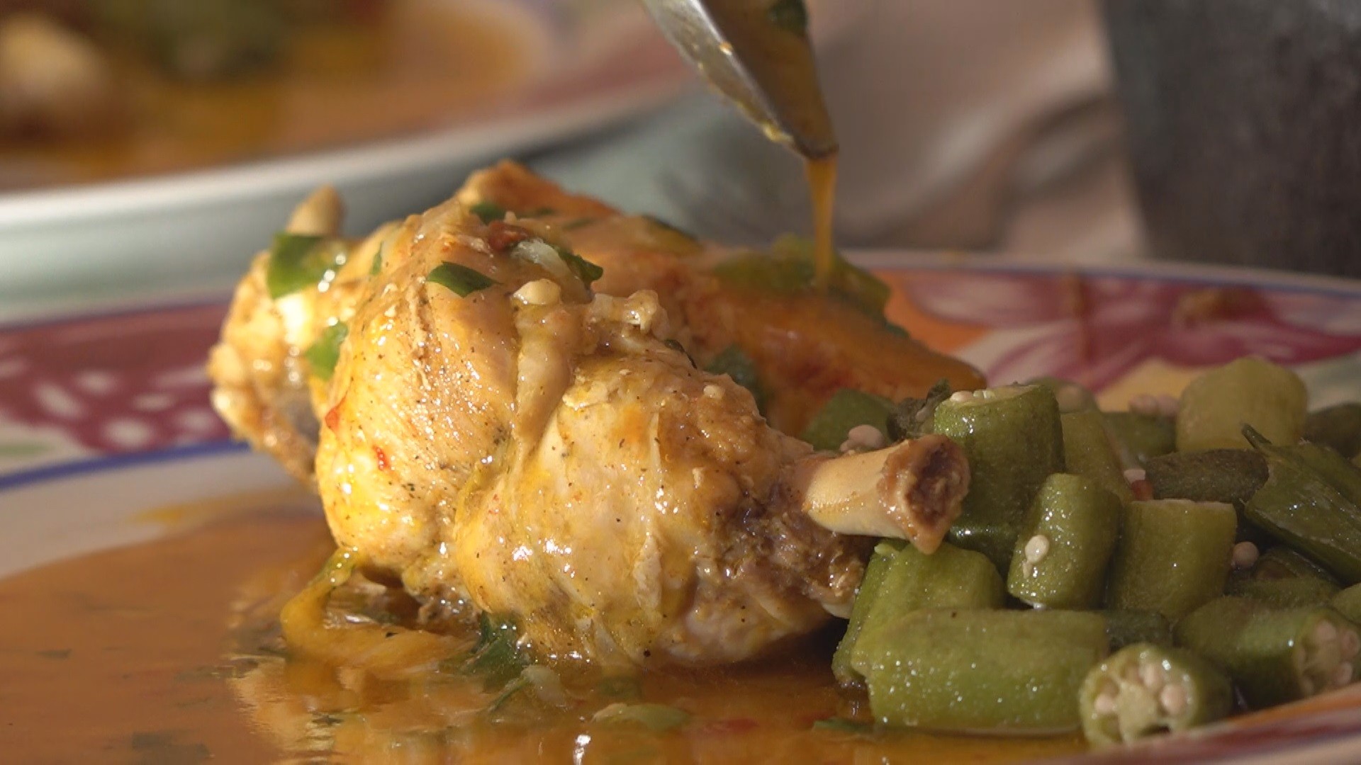 Frango com quiabo: aprenda a preparar receita com raízes africanas | G1