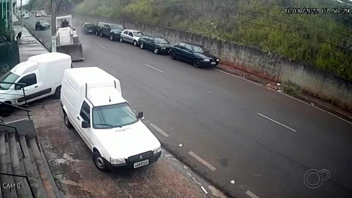 Trator desgovernado atinge seis carros estacionados e um poste em avenida de Jaú; vídeo | Bauru ...