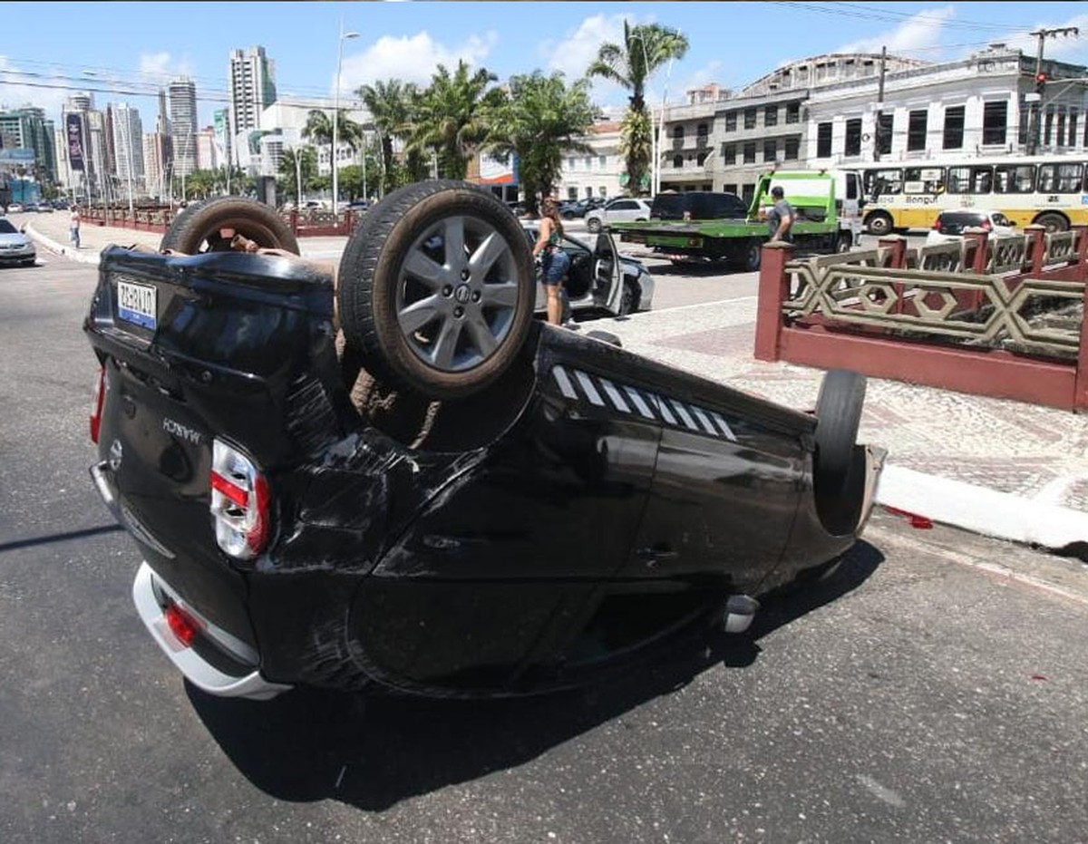 Carro capota após acidente na Doca, em Belém | Pará | G1