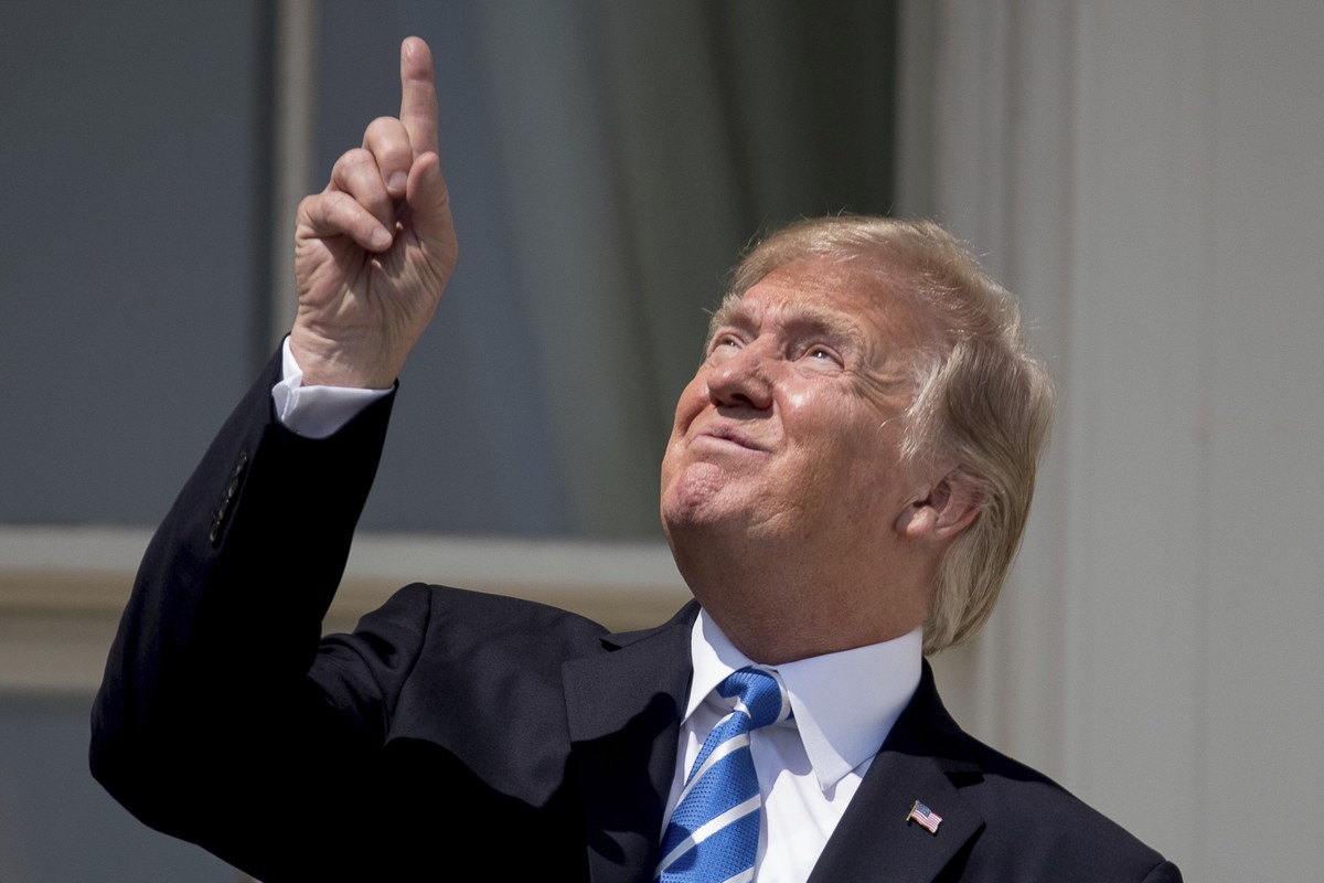 Trump observa eclipse solar sem proteção por instantes e viraliza na ...