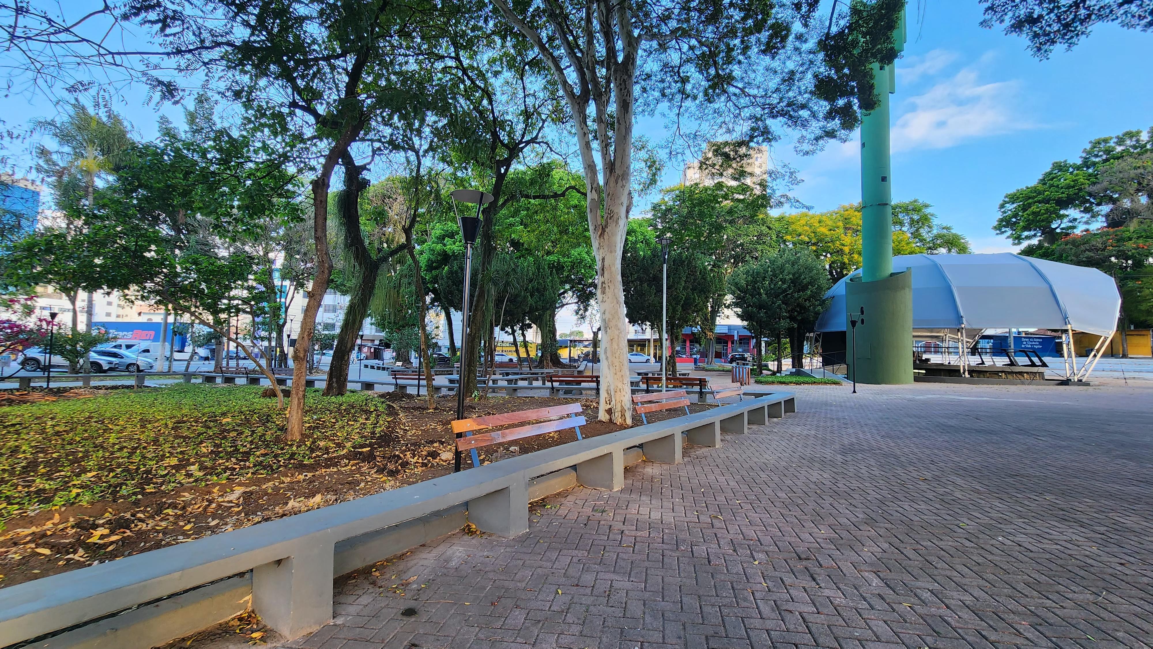 Praça Monsenhor Silva Barros é inaugurada com plantio de árvores | G1