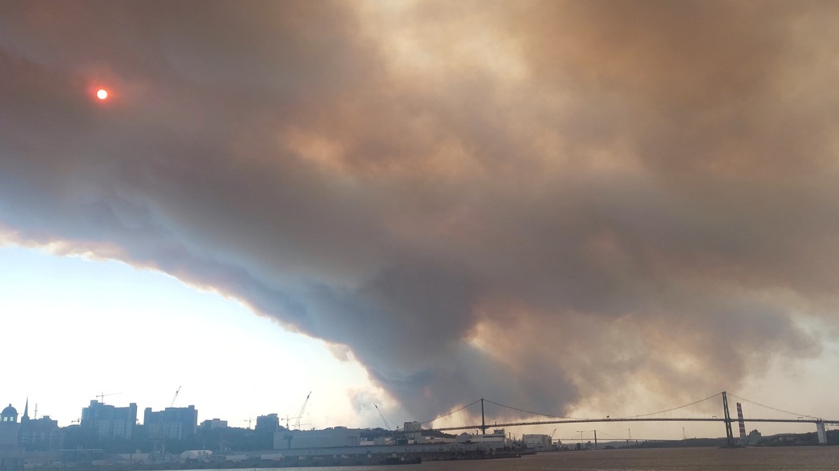 Cidade no Canadá decreta estado de emergência devido a incêndio ...