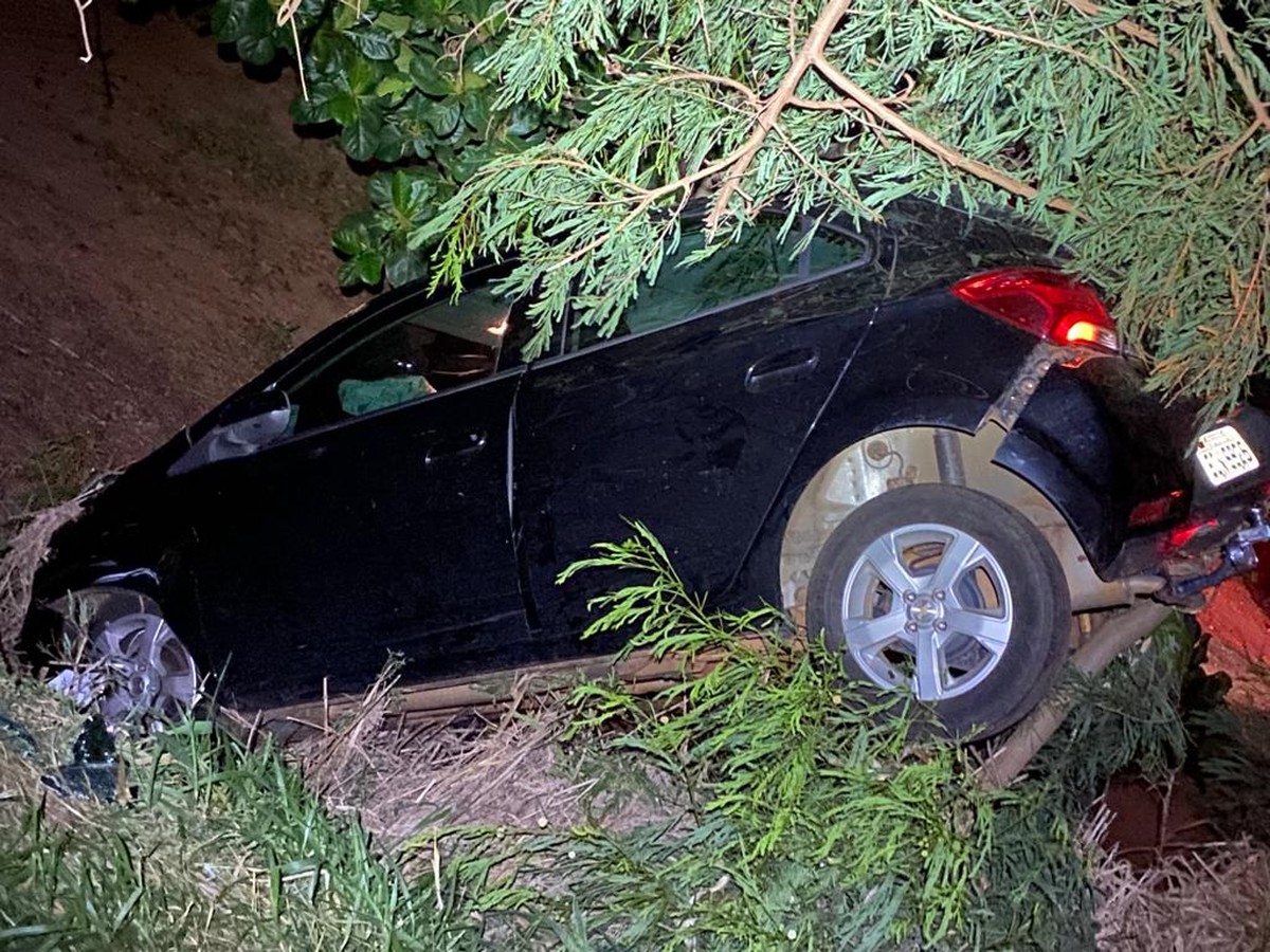 Motorista perde controle da direção e bate carro contra árvore na PR ...