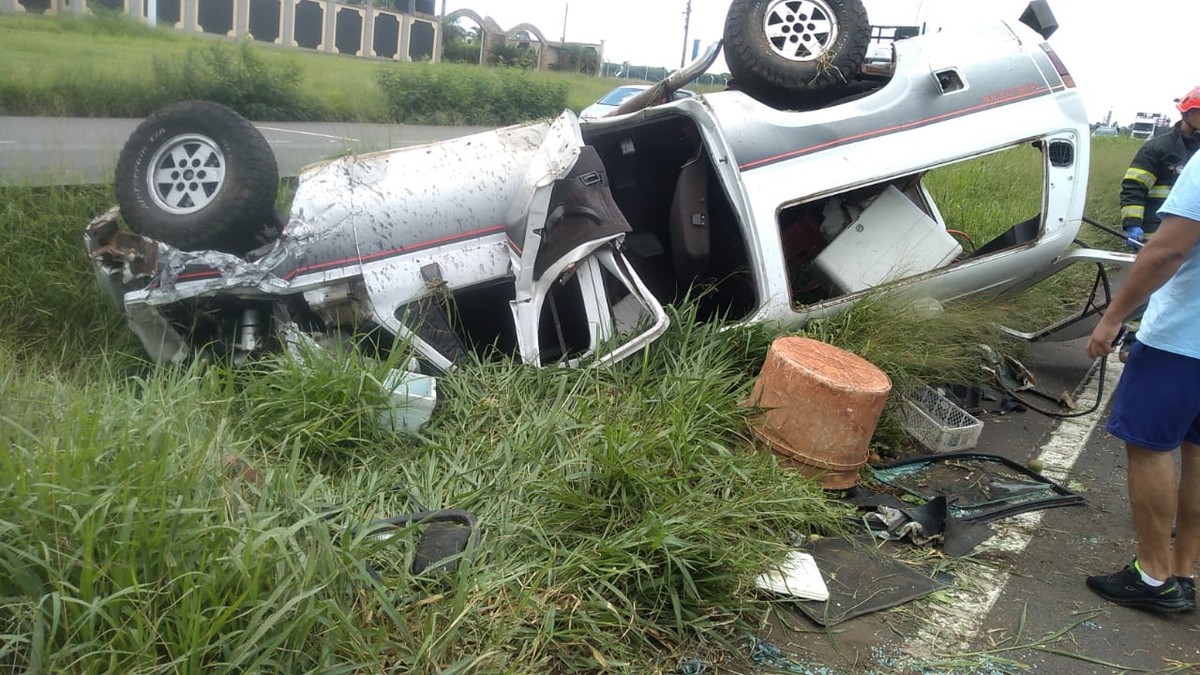 Carro capota em Americana após motorista tentar pegar chapéu e perder ...